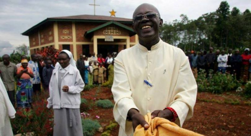 Iby’ingenzi ukwiye kumenya kuri Padiri Ubald usengera abantu bag ...