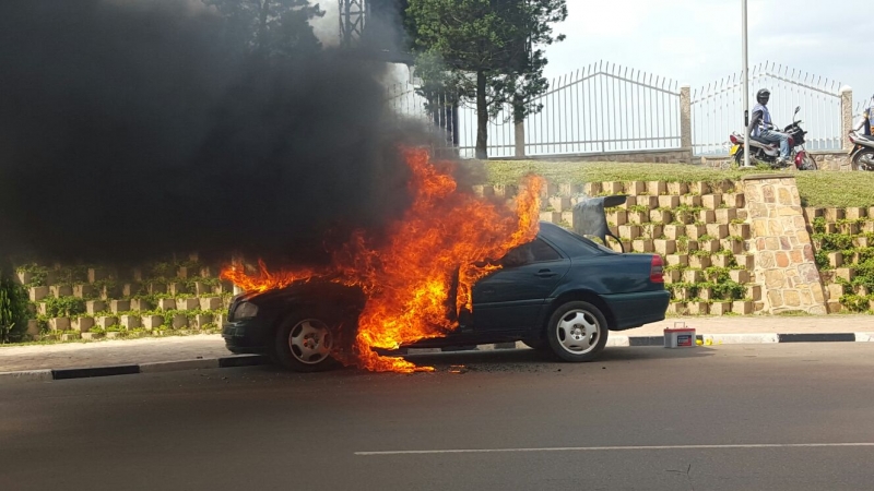 Kigali: Imodoka yagendaga mu muhanda yafashwe n’inkongi y’umurir ...