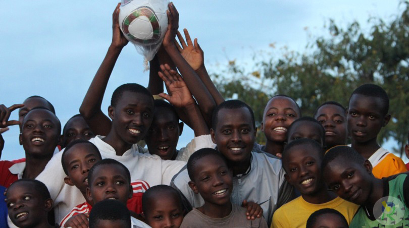 Gasore Serge Foundation yasuye abimuwe ku kirwa cya Mazane abeme ...