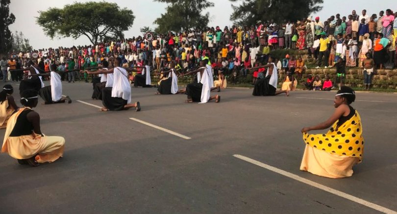 NYANZA: Danny Vumbi, Intore Tuyisenge baririmbiye mu muhanda, Ig ...