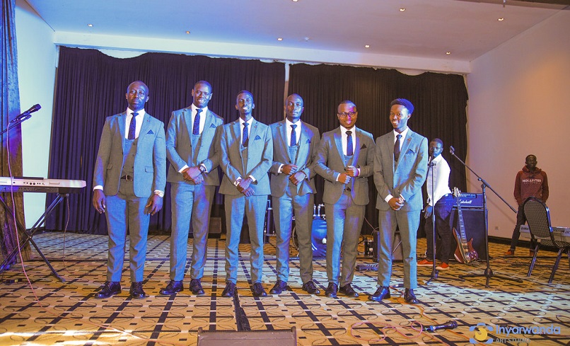 Ubususuruke mu gitaramo cyo gushima Imana cya Bright Five Singer ...