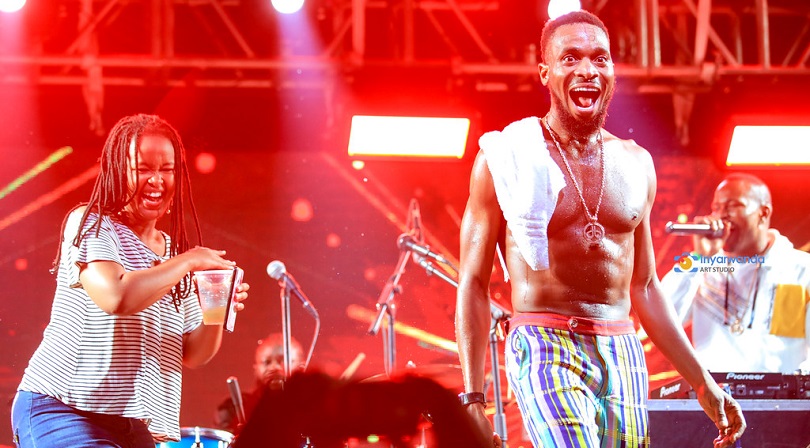 D'banj yabereye ibamba umusekirite washatse kumubuza kubyinisha ...