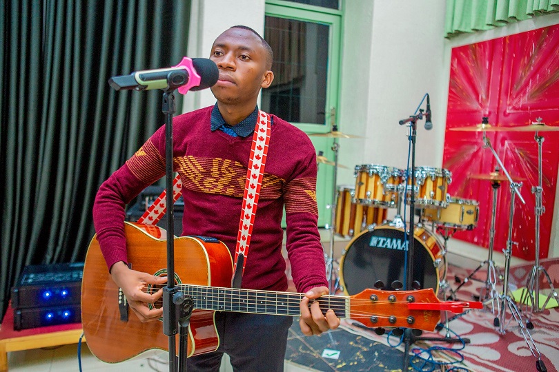 Dr Zack Niyo wo muri CHUK yashyize hanze indirimbo yitwa ‘Kumusa ...