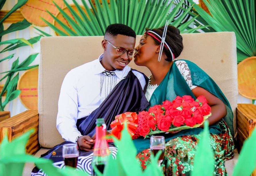 Bakundanye imyaka 20! Umunyamakuru Mc Hero yasezeranye kubana ak ...