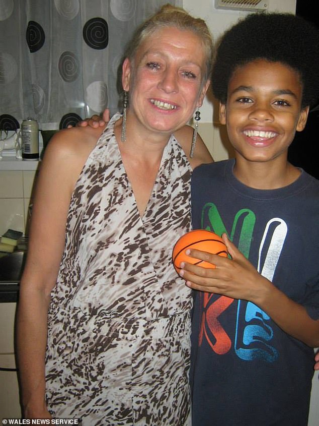 Umwana w'umuhungu wishe se amuteye icyuma ndetse agashaka no kwi ...