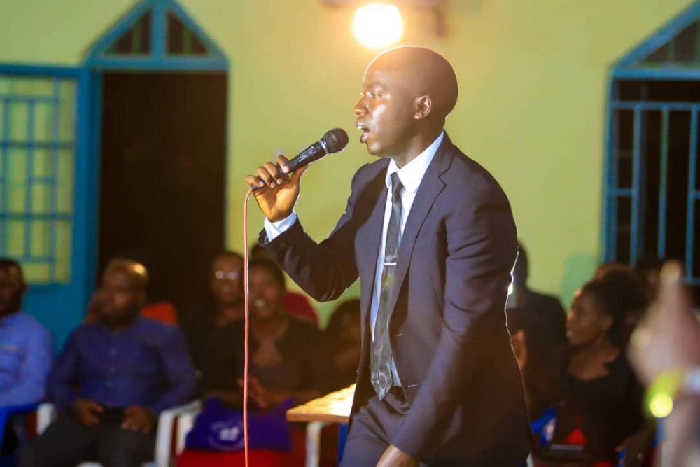 Mahoro Isaac yakoze mu nganzo yifuriza abantu bose umwaka mushya | InyaRwanda.com