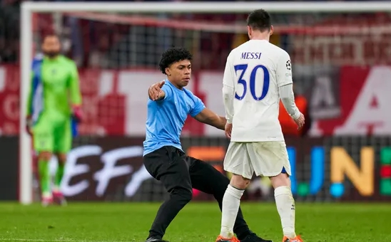 Umufana yabujije Messi kuva mu kibuga nyuma yo gutsindwa na Baye ...