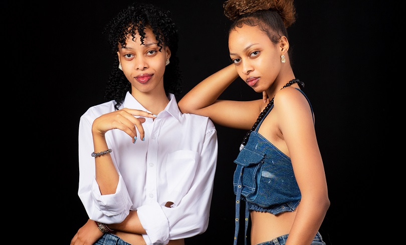 Bukuru na Shakira, impanga zinjiranye indirimbo ivuga ku mubyeyi ...