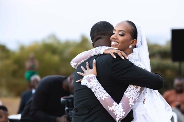 Amavu n'amavuko y'ikanzu y'umweru yambarwa n'abageni | InyaRwanda.com