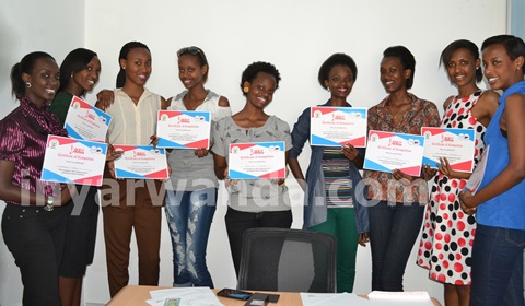 Abakobwa bahataniye ikamba rya Miss Rwanda 2014 bashyikirijwe ib ...